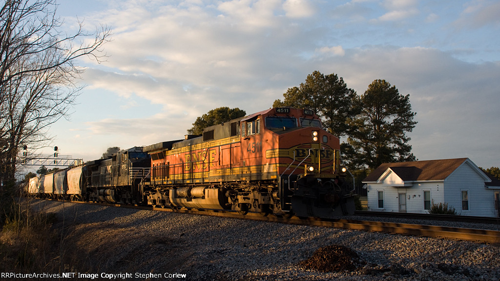 NS V18 with BNSF 4511